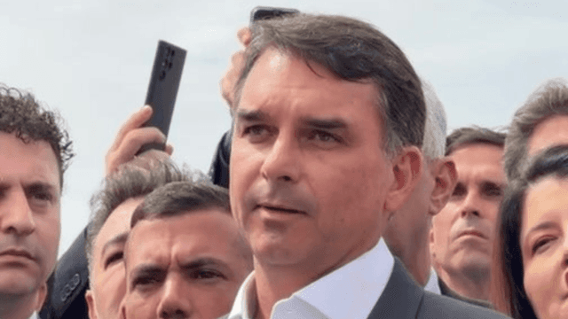 Flávio visita Bolsonaro pela 1ª vez após prisão e diz que Moraes 'não ...