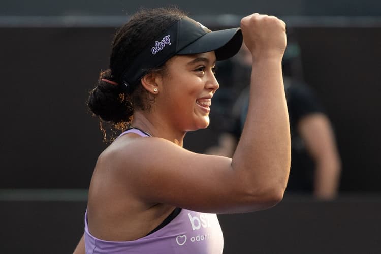 Naná Silva, de 15 anos, surpreende no SP Open e vence a 1ª partida de WTA