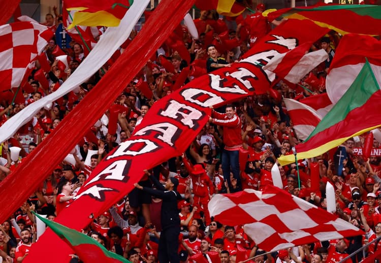 Torcida do Inter protesta após derrota no Gre-Nal; veja