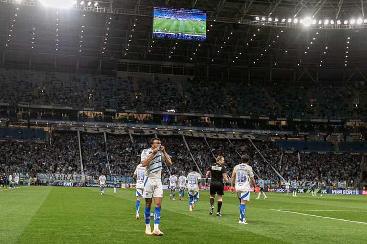 Cruzeiro derrota o Grêmio e segue na caça ao líder