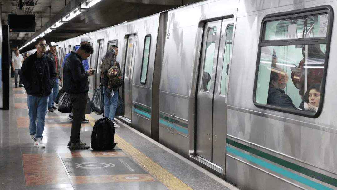 Falha na Linha 2-Verde afeta circulação da 1-Azul e 15-Prata do Metrô em SP