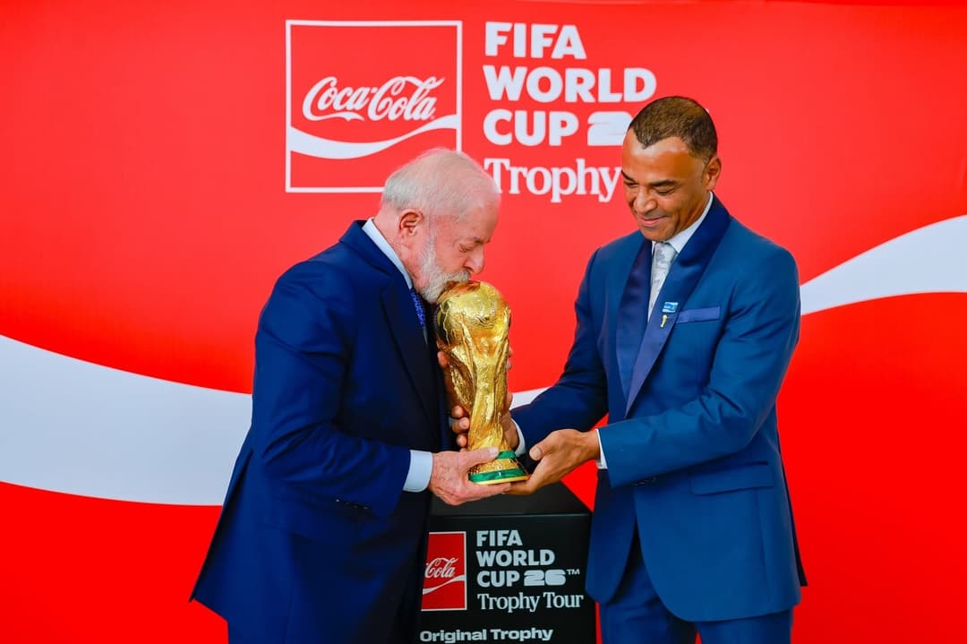 Lula beija taça da Copa do Mundo e diz que acredita em título do Brasil