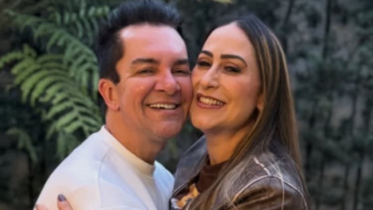 Esposa de Regis Danese se explica após colocar fogo em Labubu: 'Inadequado'