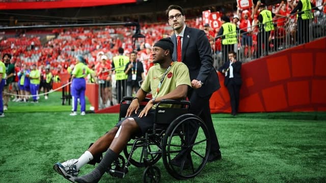 Jogador do Canadá que quebrou a perna ganha homenagem na Copa