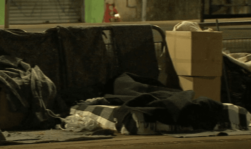 Idoso tem mal súbito e morre após dormir na rua em madrugada gelada em SP