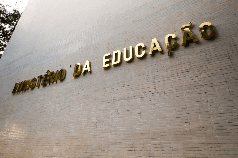 Governo Bolsonaro volta atrás e desbloqueia R$ 366 milhões da educação ...